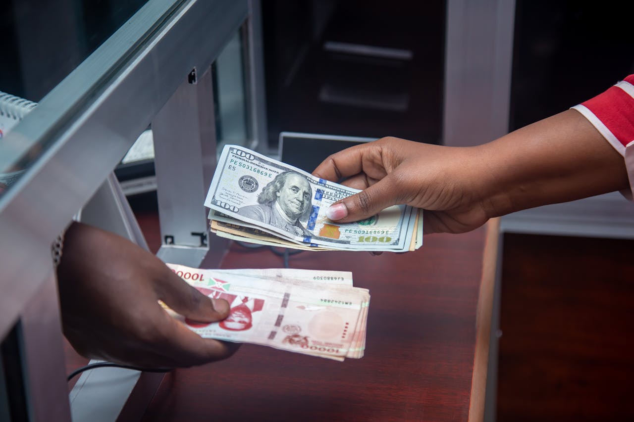 How to Buy Foreign Currency Without Overpaying - WorthvieW